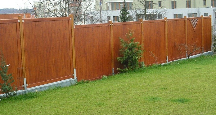 Dřevěný plot z větších povrchově upravených dělících stěn